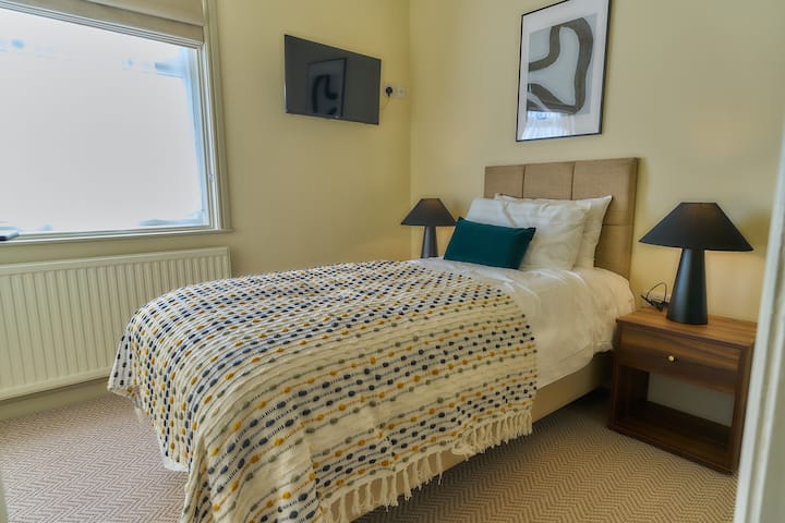 Bright Single Ensuite - Modern & Central! - Southport