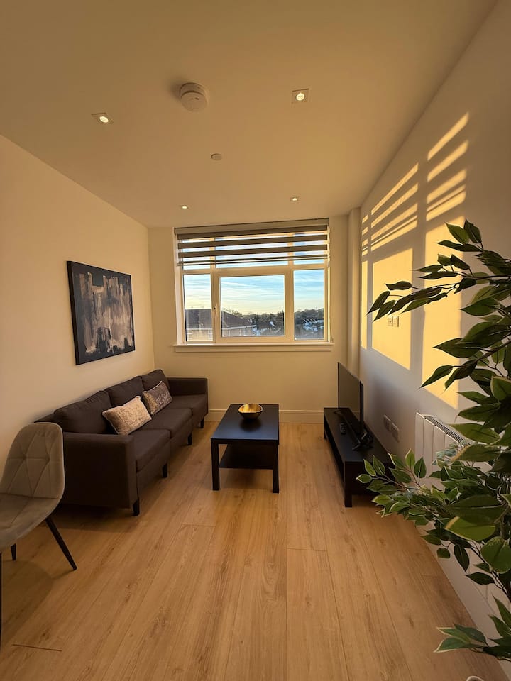 *Comfortable Flat In Chertsey - Staines