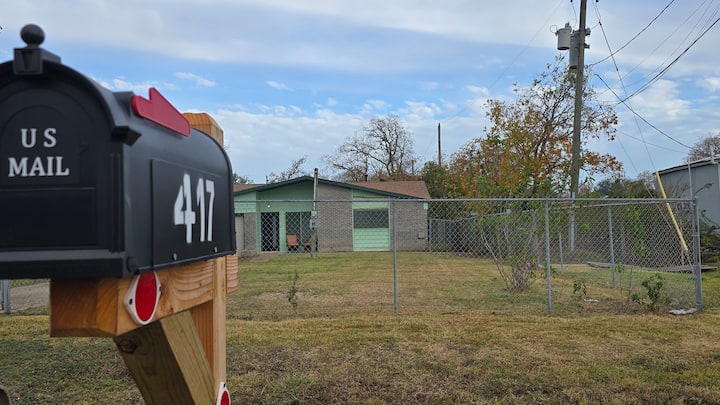 Sunny San Leon Getaway — 15 Mins To Kemah! - Texas City, TX