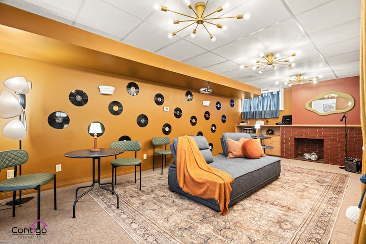 Campus Karaoke House | Near University | Sleeps 12 - Alberta