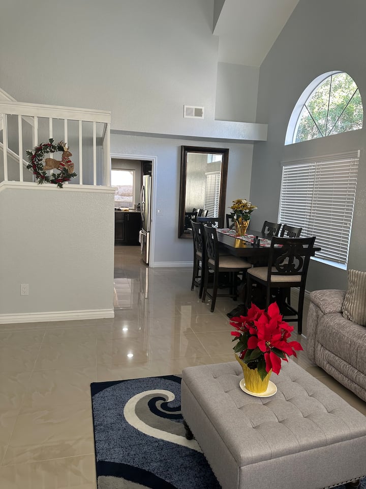 Upstairs Cozy Room 2/near Ucr & Moreno Valley Mall - Moreno Valley, CA