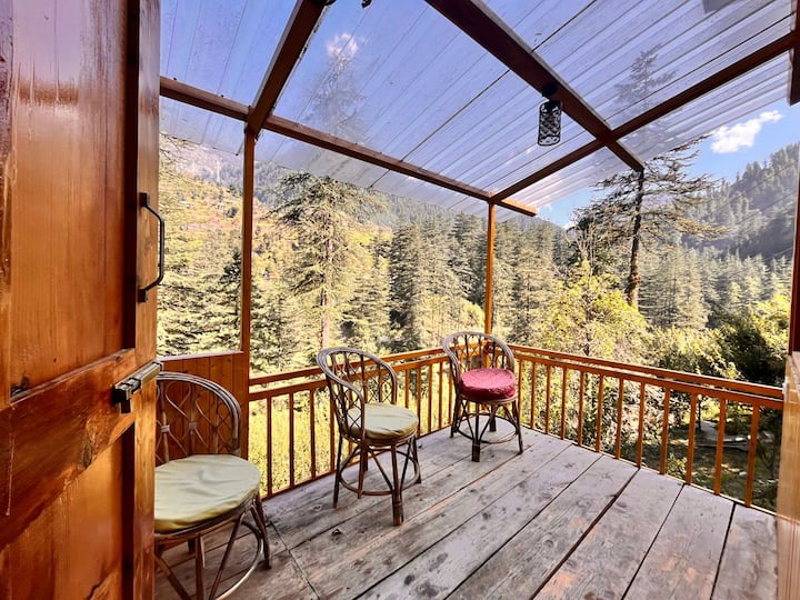 Treehouse Jacuzzi | Bastiat Stays | Jibhi -