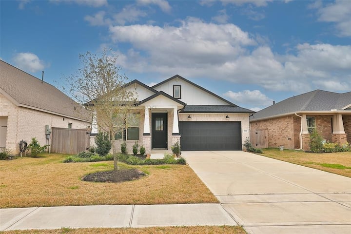 Modern Retreat | Stylish Near Dining & Shops - Stagecoach, TX