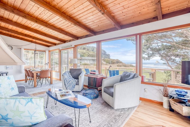 Oceanfront Cottage W/ Hot Tub & Fireplace - Cape Meares