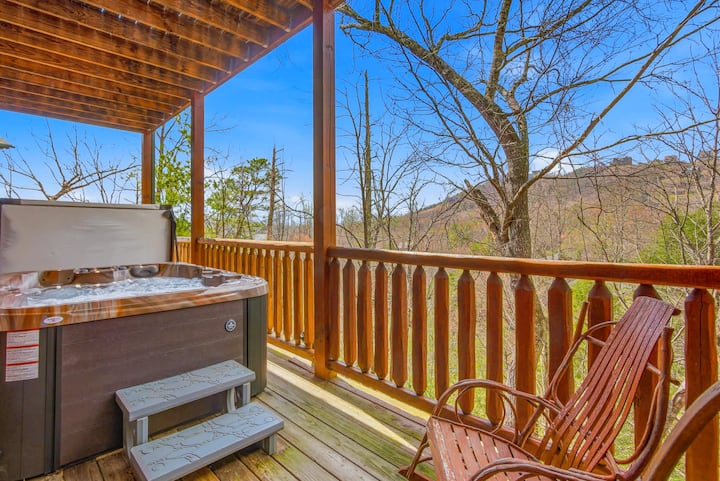 Spacious Mtn Cabin, Sleeps 12, Hot Tub, Game Room - Gatlinburg, TN