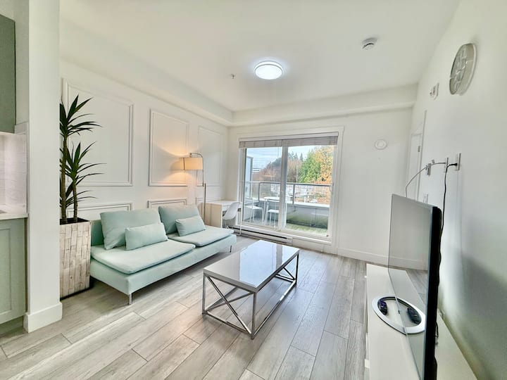 Downtown Condo, Vancouver Skytrain, Free Parking - New Westminster