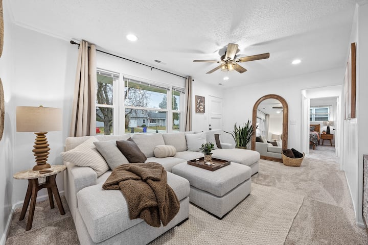 Ammy's House 2 Kings & 1 Queen Bed - Cedar Rapids, IA