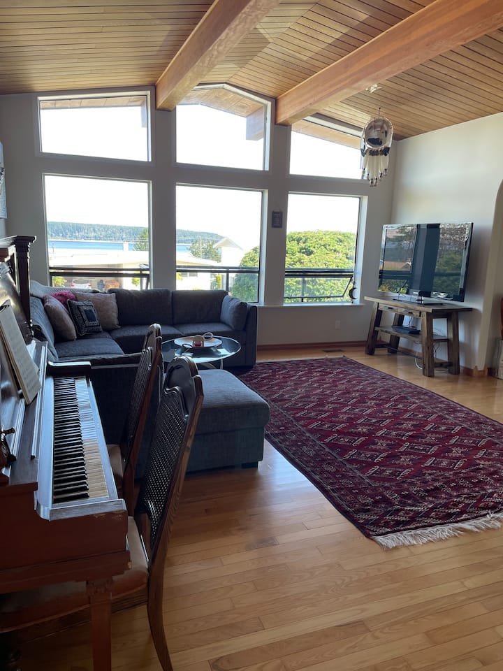 Luxury 3 Bedroom Centrally Located View Home - Campbell River