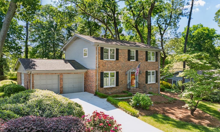 Prime House On A Golf Course. Beautiful Backyard - Stone Mountain, GA
