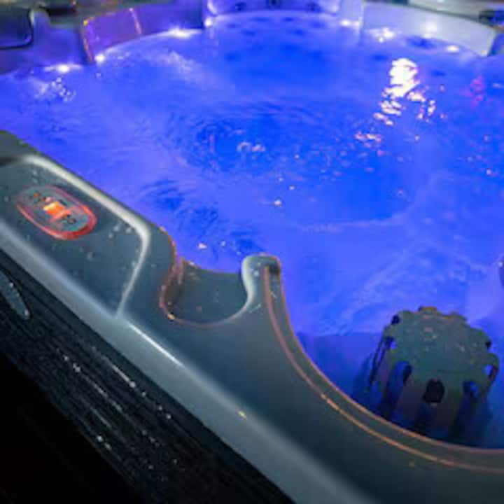 Spanish Flamenco Room In Historic Hostel & Hot Tub - Saint-Louis, MO