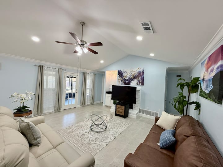 Prime Plano Location -Modern Home Near Willow Bend - Plano, TX