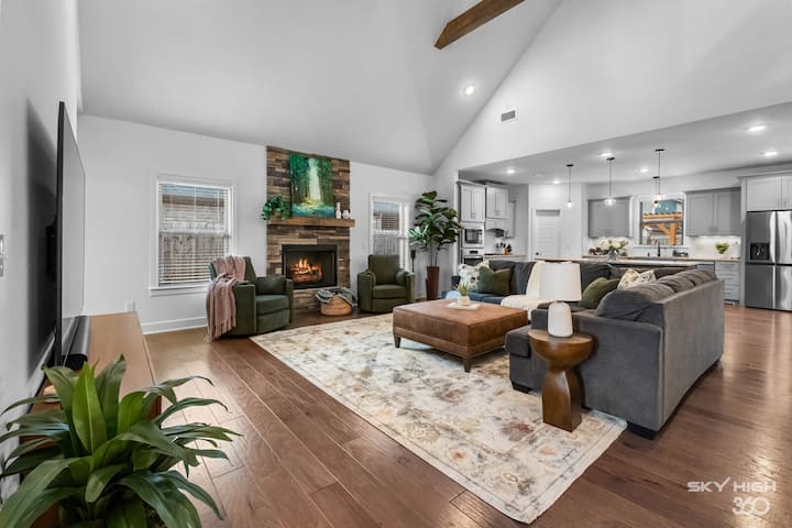 Modern Retreat W/ Pool, Hot Tub & Covered Patio - Bentonville, AR