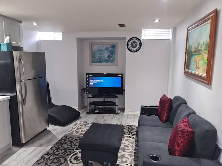 Cozy 2-bed Apartment In Whitby W/ Private Entrance - Oshawa