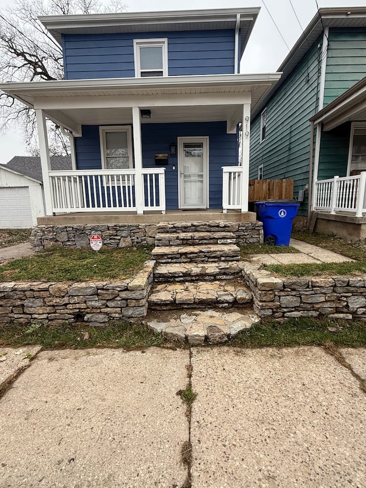 6 Guest. 3 Bedrooms. 5 Beds. 1 Bath - Hamilton, OH