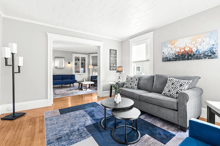 Salem 2br | Near Downtown | Parking | Yard & Grill - Salem, MA