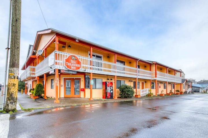 Eight Dog-friendly Rooms W/ Kitchens Near Beach - Rockaway Beach, OR