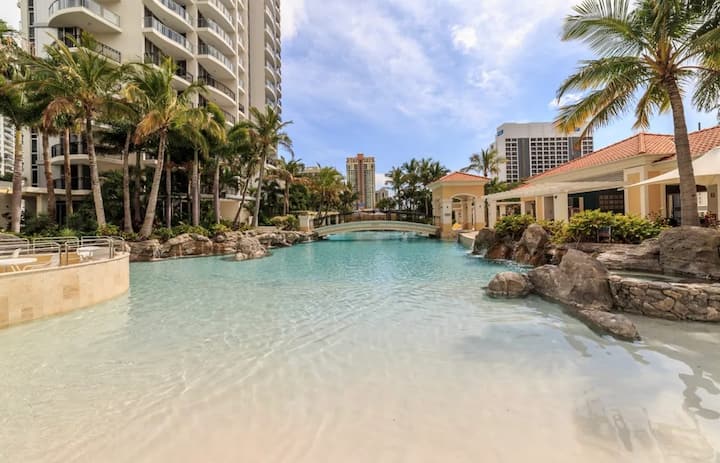 Chevron Resort | Pool, Gym, Spa & Walk To Beach - Surfers Paradise