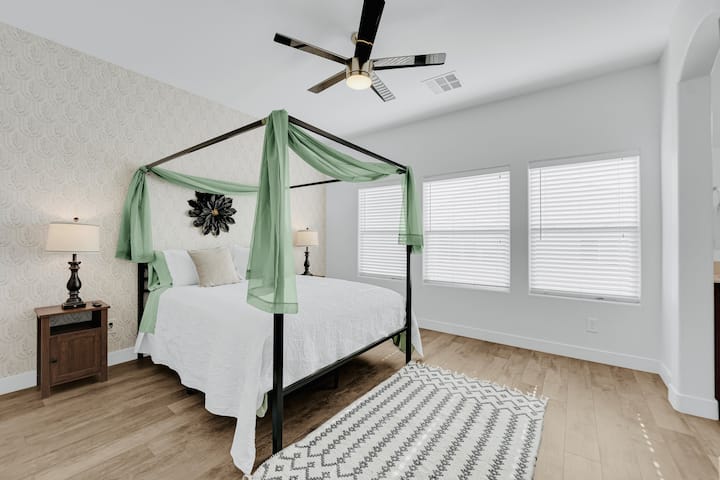 New Listing Bright Boho Oasis-3 Bdrm Starlink - Lake Las Vegas, NV