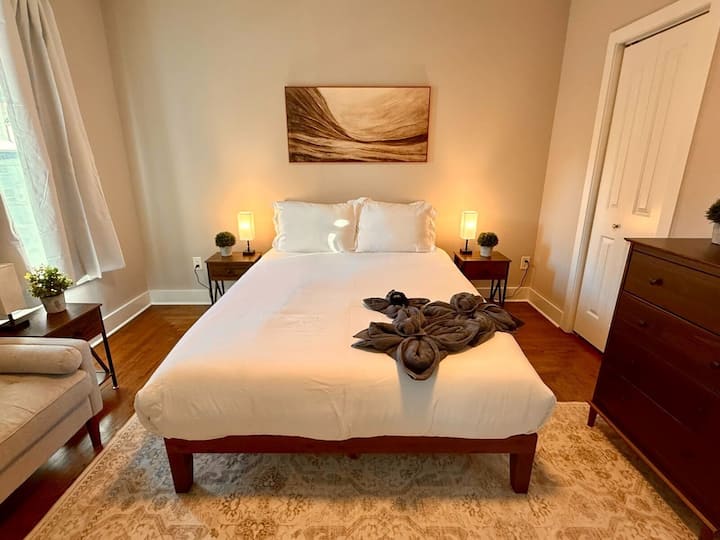 The Alaris Room - Near Yale & New Haven Hospital - New Haven, CT