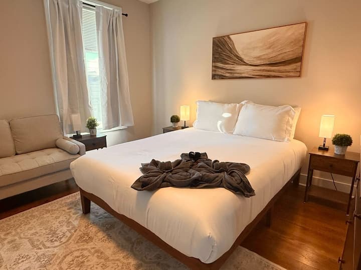 The Alaris Room - Near Yale & New Haven Hospital - New Haven, CT