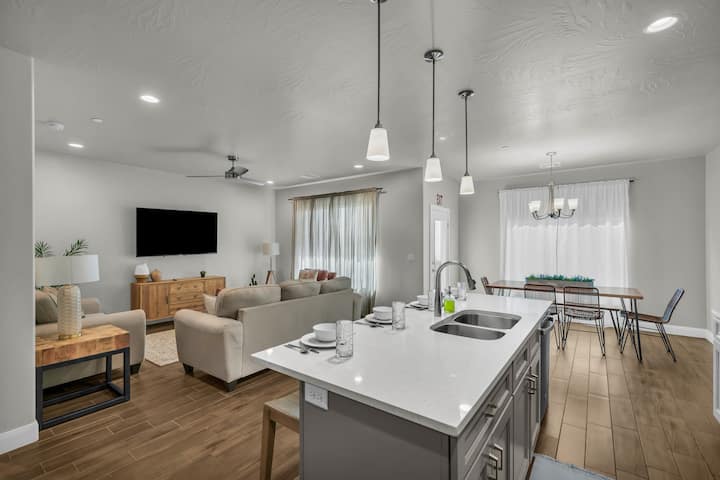 Zion Retreat + Pool, Pickleball, Hot Tub + - Hurricane, UT