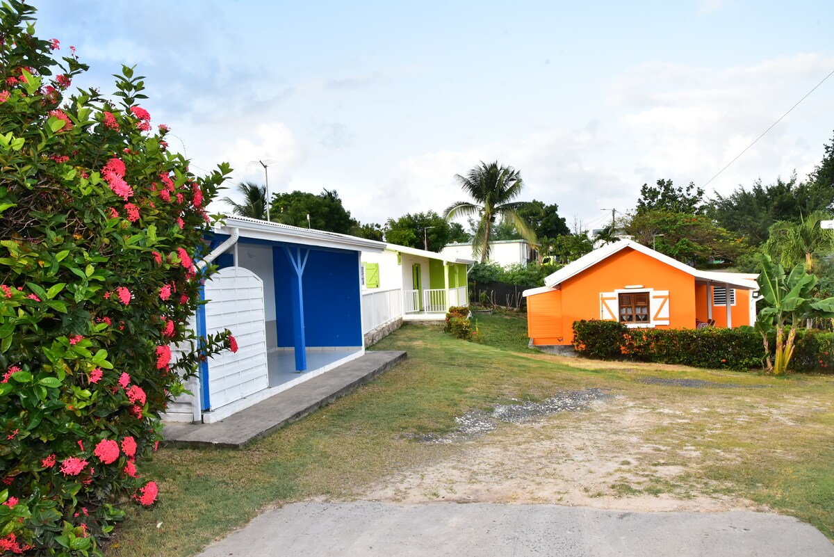 Bungalow criollo azul celeste con terraza - - Casas en renta en Saint ...