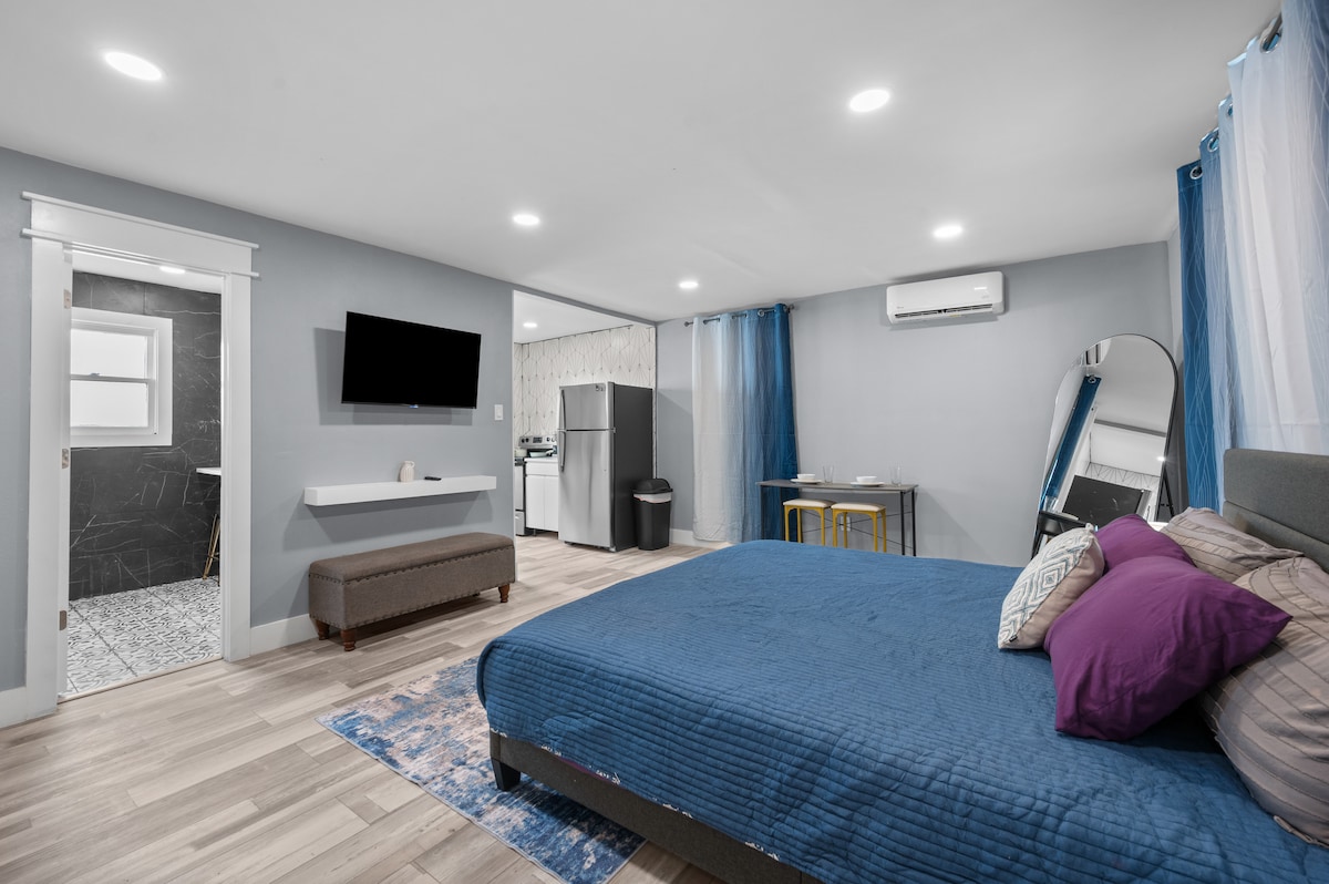 Modern Studio King Bed with Workspace-Free Parking - Apartments for ...