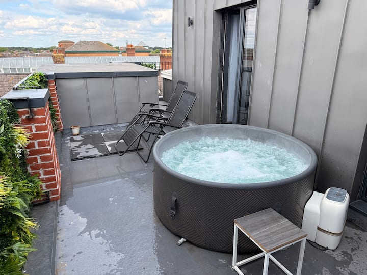 1 Bed Flat, Hottub Suit, With Balcony. Sleeps 6 - Bournemouth