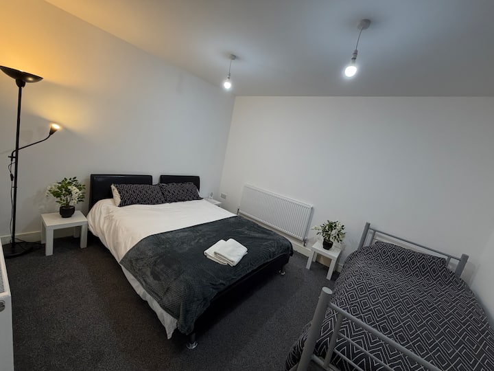 1 Bed Flat, Hottub Suit, With Balcony. Sleeps 6 - Bournemouth