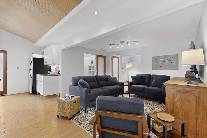 Casa Azul - 3 Bed, 2 Bath + Office W/ Daybed - Albuquerque, NM