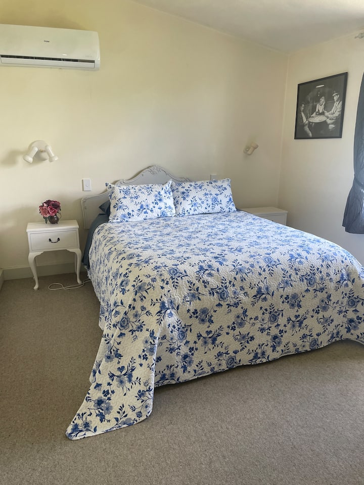 One Bedroom 60s Apartment - Richmond