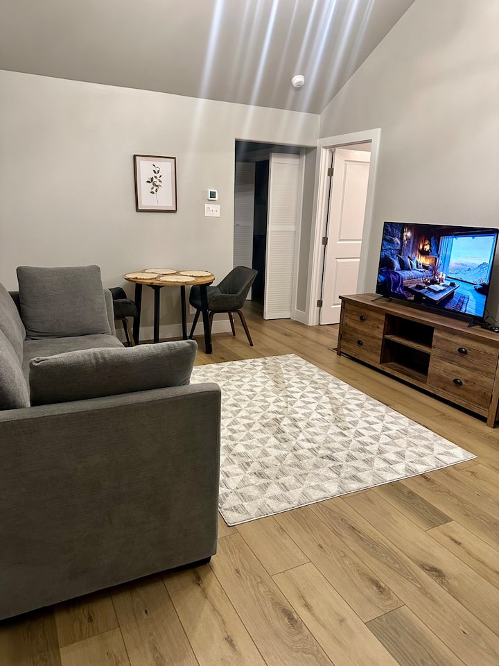 Comfortable Modern Suite • Hot Tub • Sleeps 4 - Spokane Valley, WA