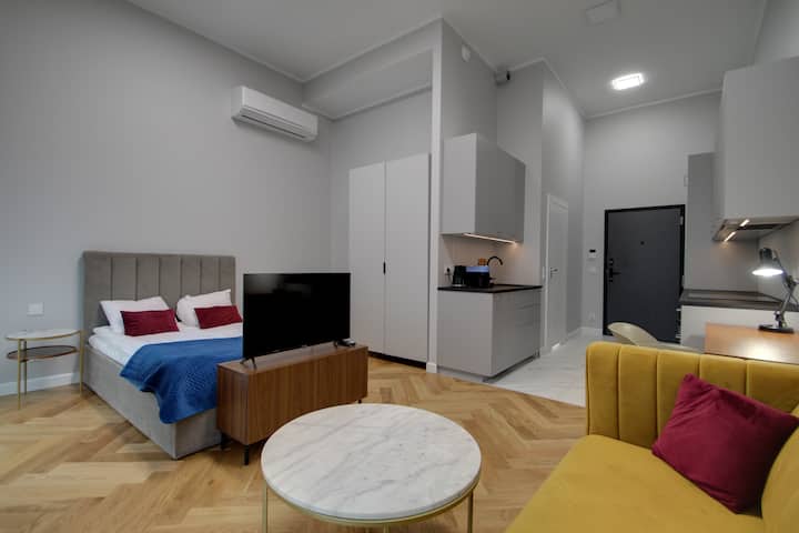 Contemporary Central (Wola) Garden High Ceilings - Varsó