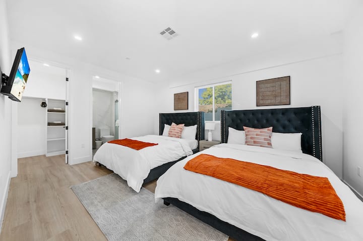 New 4 Bedrooms 4ba House/tv In Each Room+rooftop - Los Angeles, CA