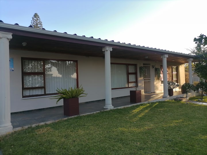 Holiday Home In Cape Town!
Sleeps 8. Petfriendly! - Western Cape