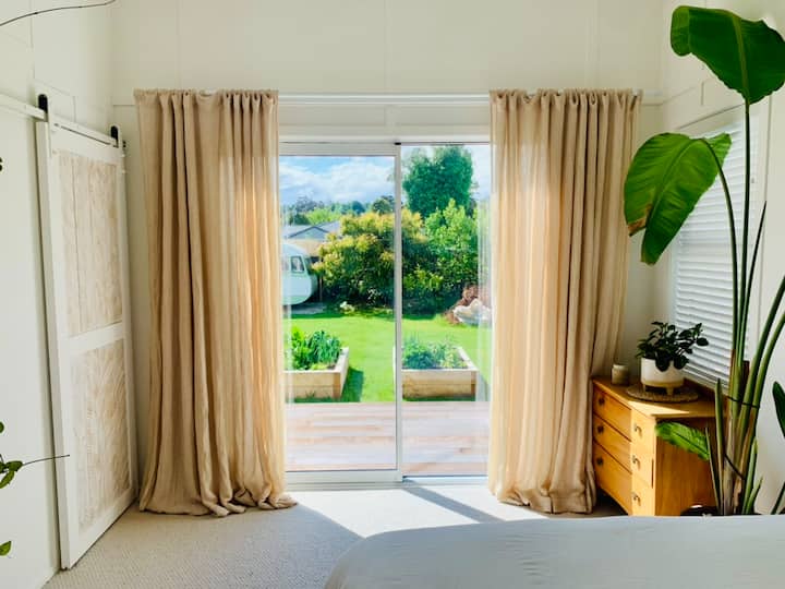 Bright & Modern 1br Garden Retreat + Cute Caravan - Gisborne