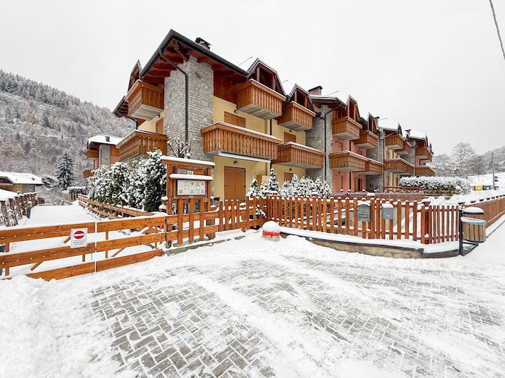 Detached House With 2 Private Gardens And Garage - Aprica