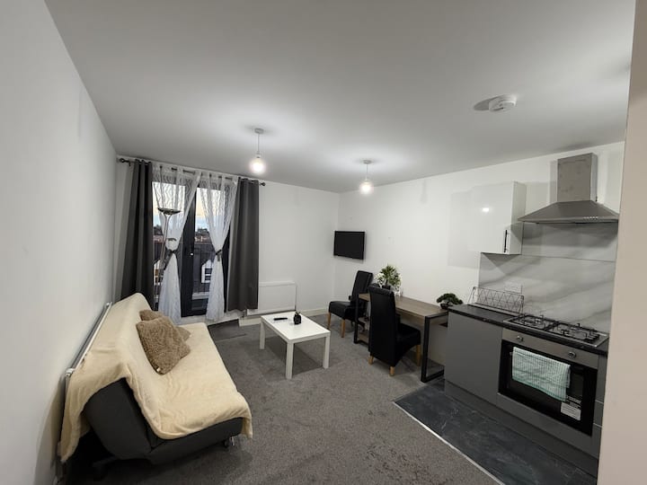 2 Bedroom Flat Apartment With Balcony Town View - Southbourne
