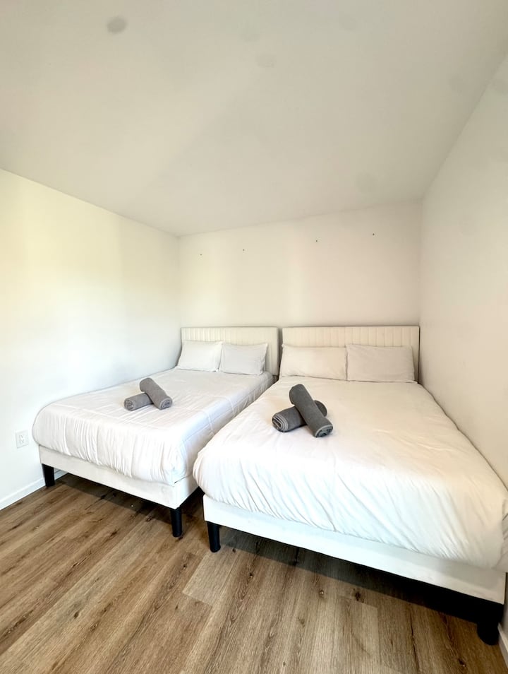 Stylish & Spacious Hollywood Hills Home/ Parking - West Hollywood