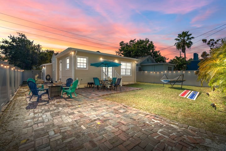 New Cozy 4br Home - Games, Fenced Yard & Fire Pit - Pinellas Park, FL