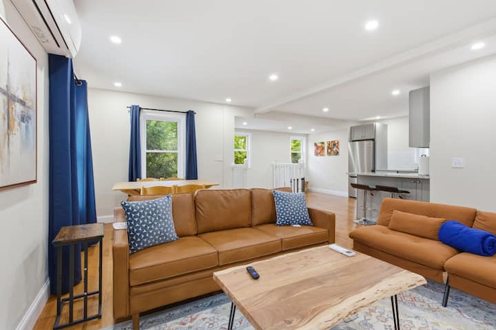 Modern 2b1b Condo Newton Centre & Green Line - Newton, MA