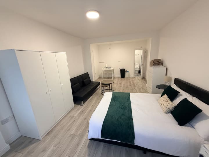 Triple Size Studio, En-suite & Kitchenette 19ig-r3 - Ilford