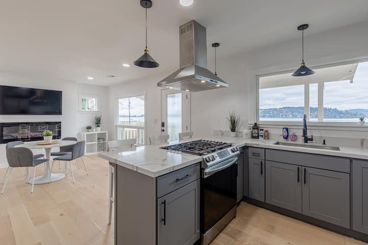Lake View Retreat With Open Floor Plan - 塔克維拉
