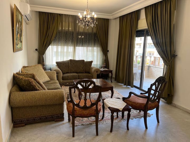Beautiful 3 Bedroom Apt Located At Deir Ghbar - 암만 주