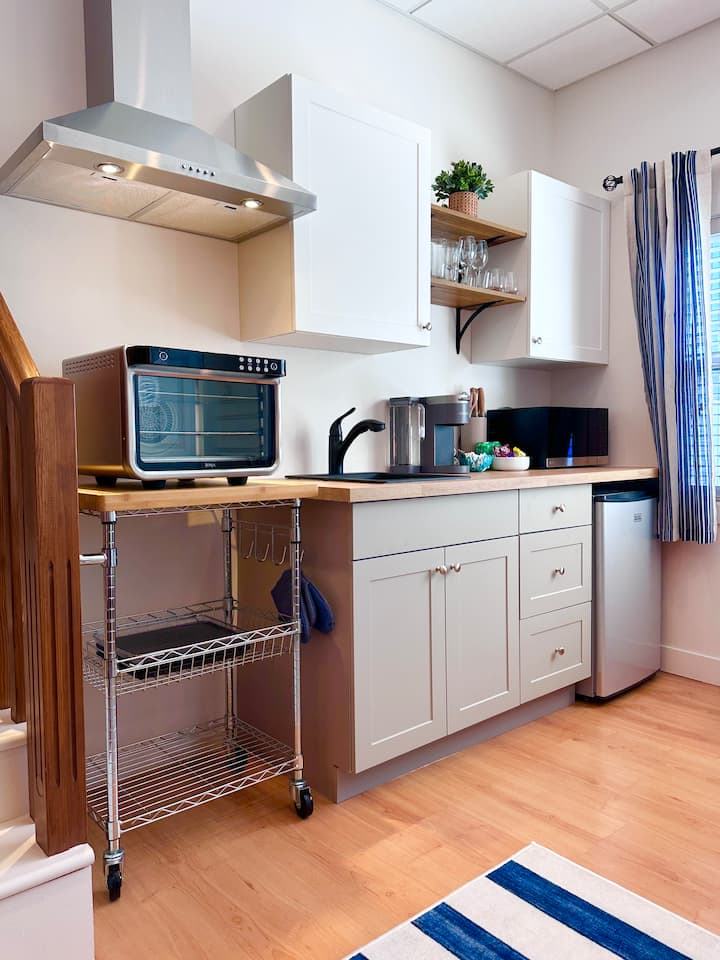 Cozy Seaside Suite | Steps To Whiffin Spit Park - Sooke