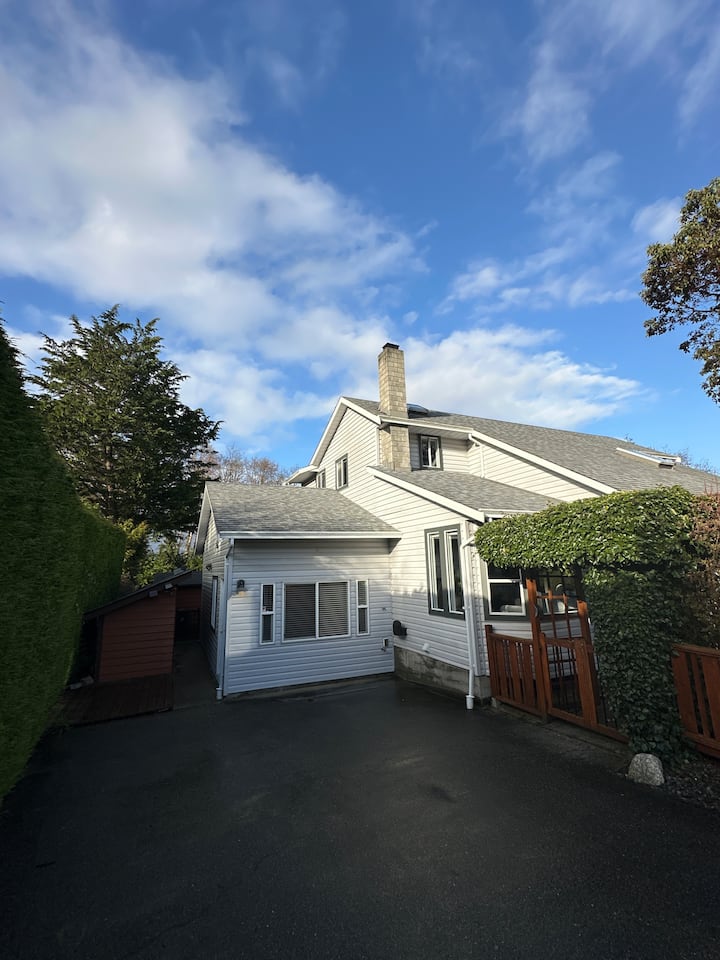 Cozy Seaside Suite | Steps To Whiffin Spit Park - Sooke