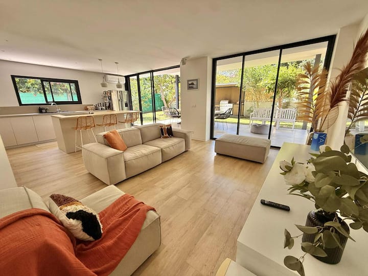 Maison Moderne Avec Grand Jardin Et Terrasse - Nouméa