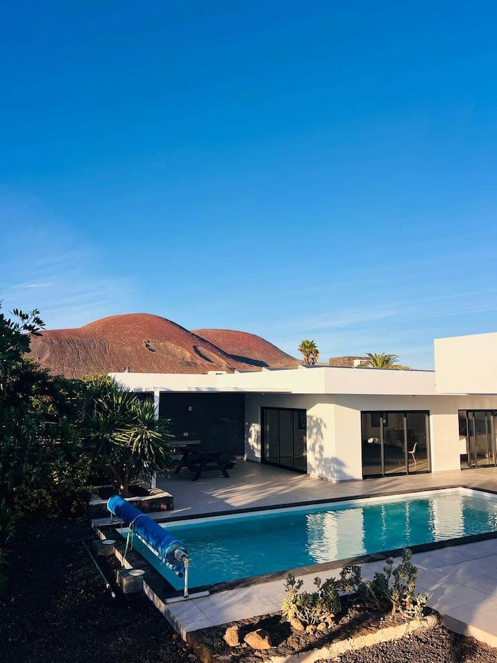 Casa Kanela • Luxe, Piscine Chauffée & Vue Volcan - Corralejo