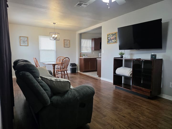 Cozy Home Away From Home - Midwest City, OK