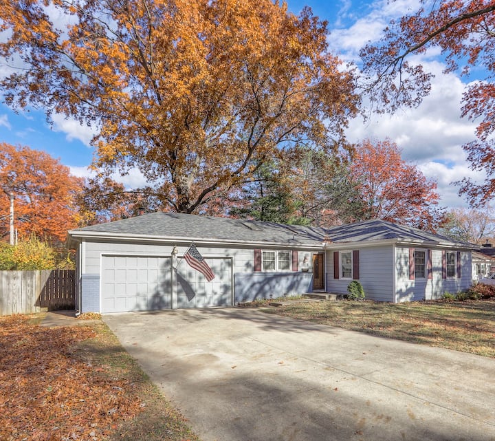 The Travel Ranch Overland Park 3 Bed 2 Bath - Shawnee, KS